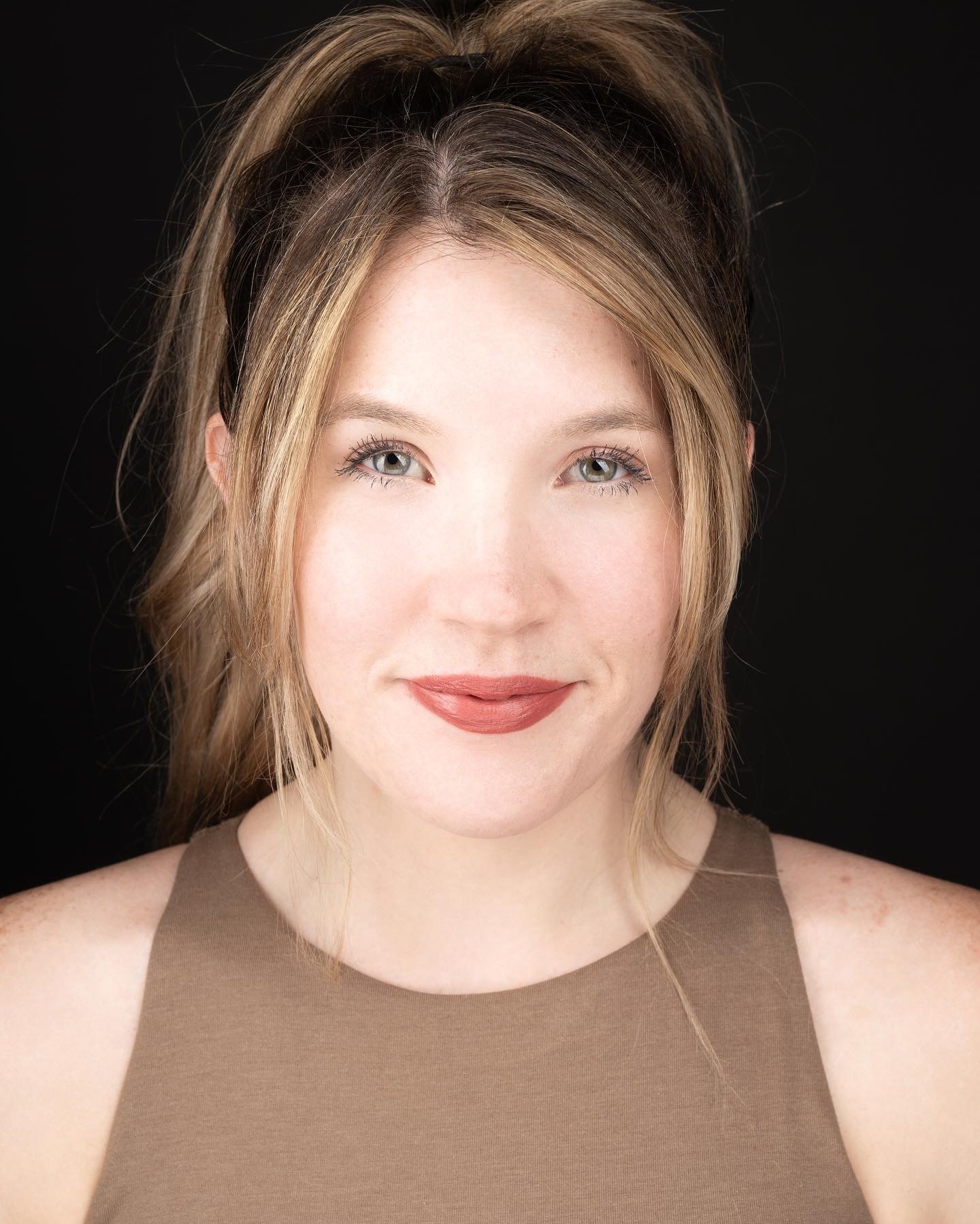 HEADSHOT & RESUME – Shannon Felletter